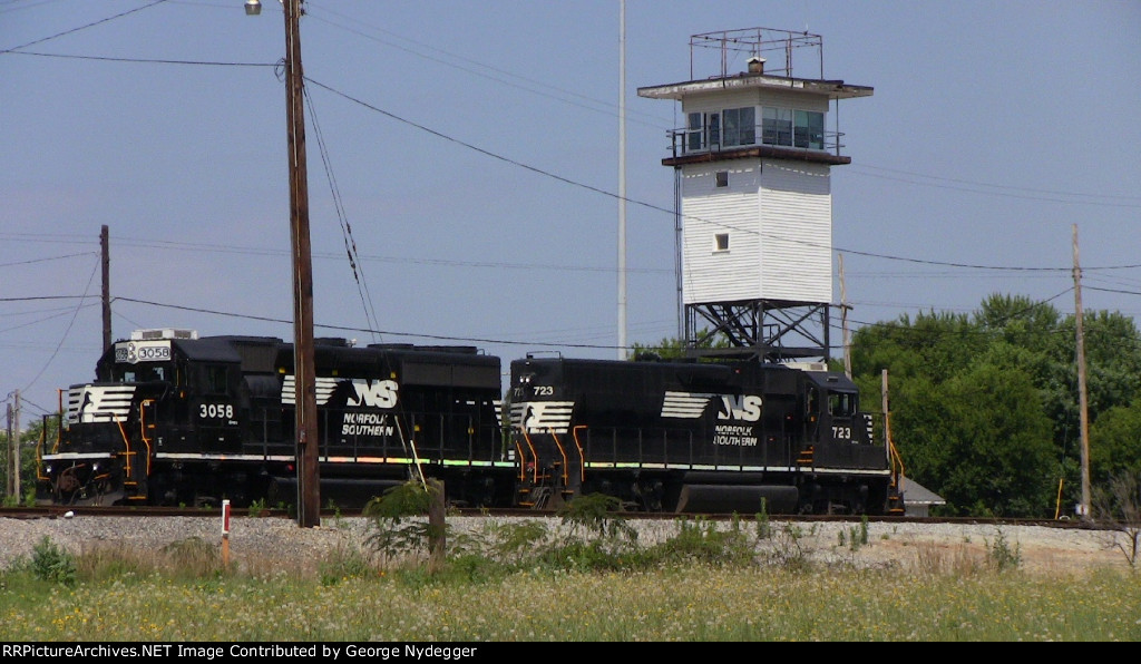 NS 3058 (SD40-2) / 723 (RP-EC4) at the Hayne Yard